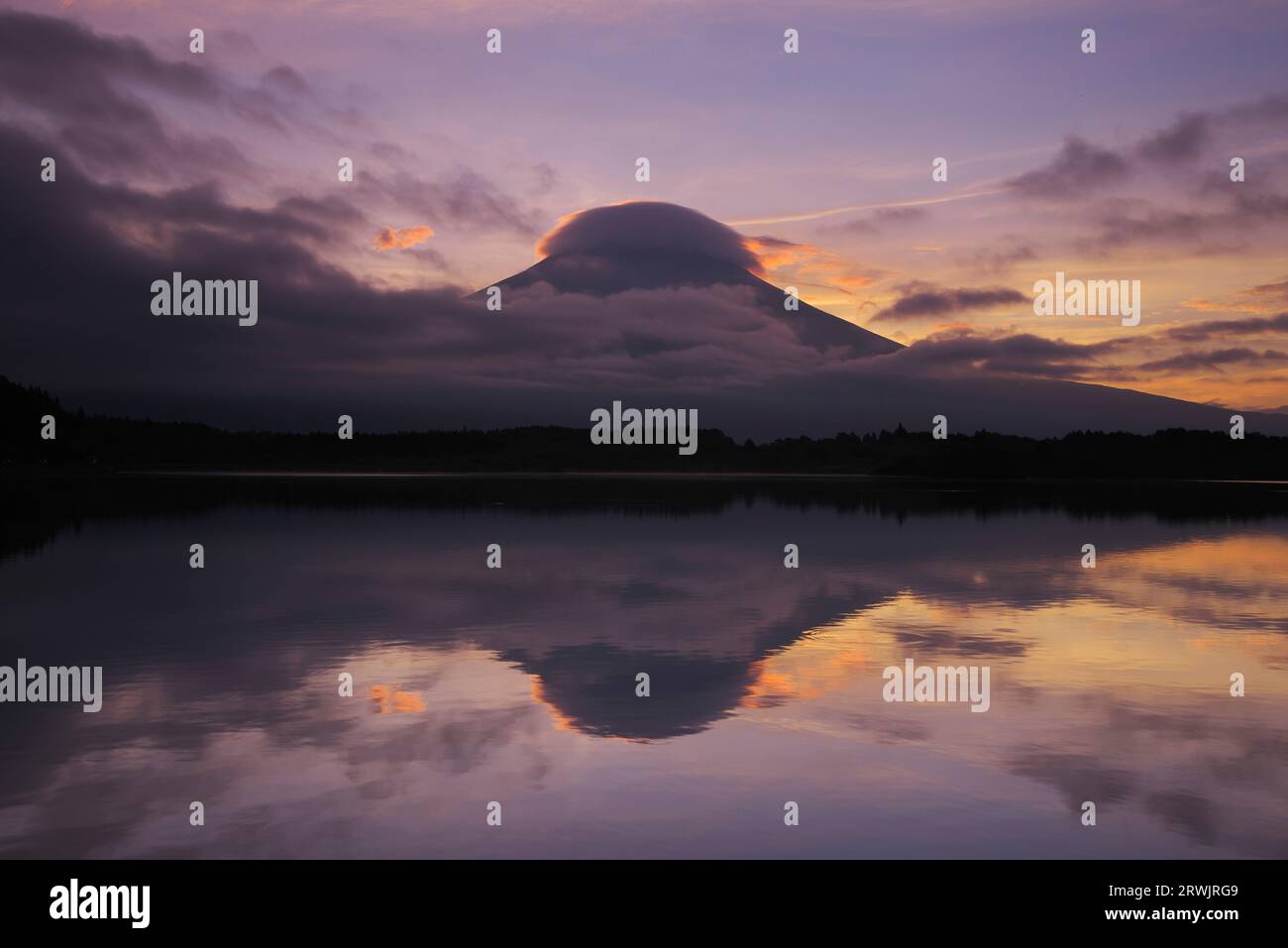 Lake Tanuki in the morning and Mt.Fuji Stock Photo - Alamy