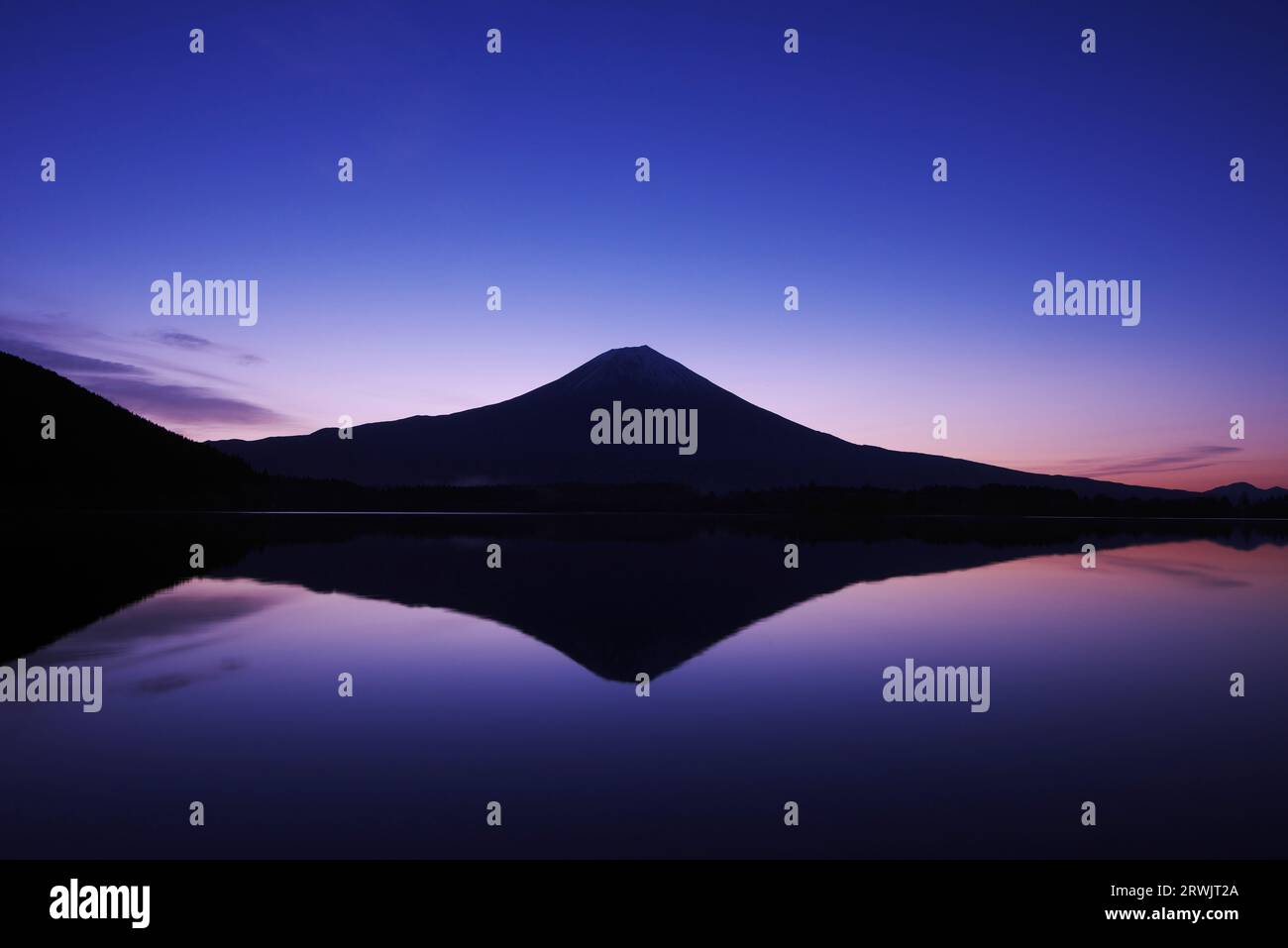 Lake Tanuki in the morning and Mt.Fuji Stock Photo - Alamy