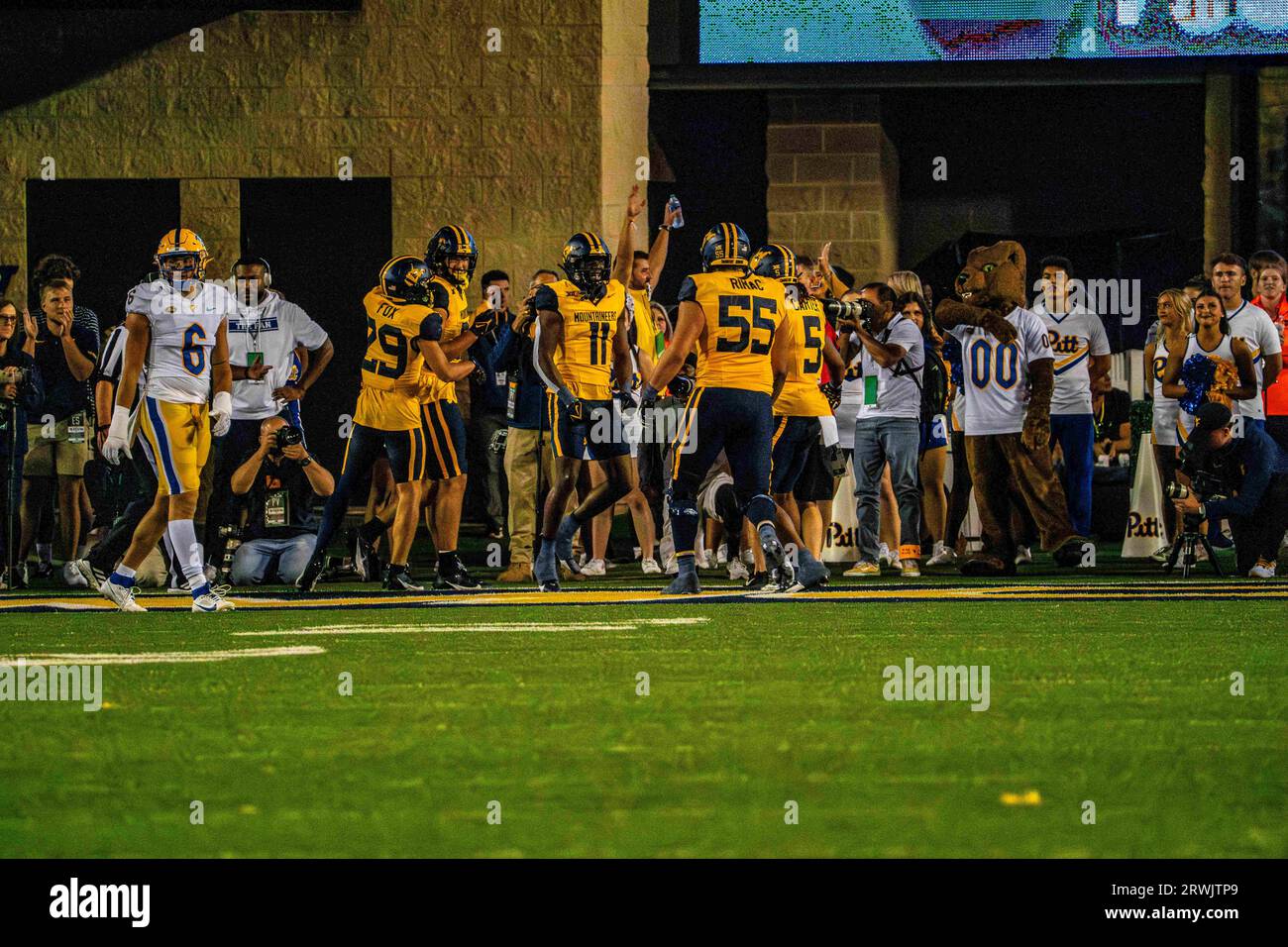 Wvu football stadium hi-res stock photography and images - Alamy