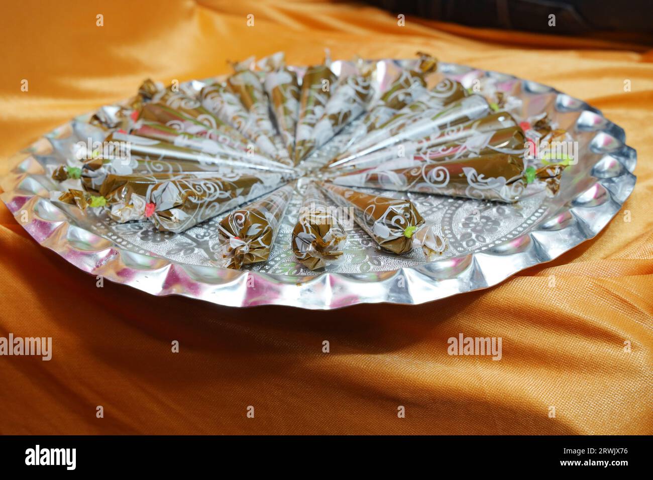 Mehndi cone hi-res stock photography and images - Alamy