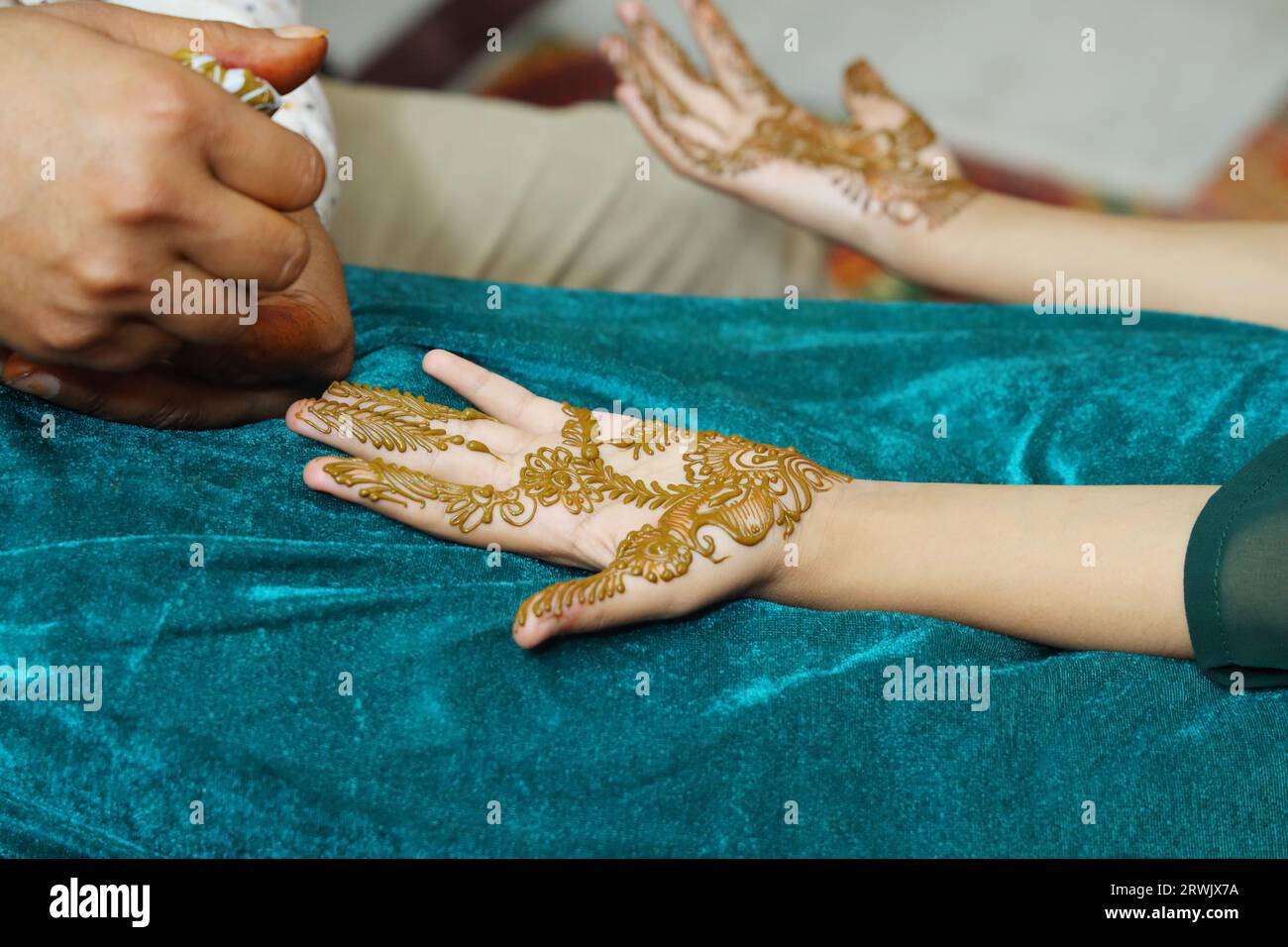 Applying henna mehndi in hands Stock Photo - Alamy
