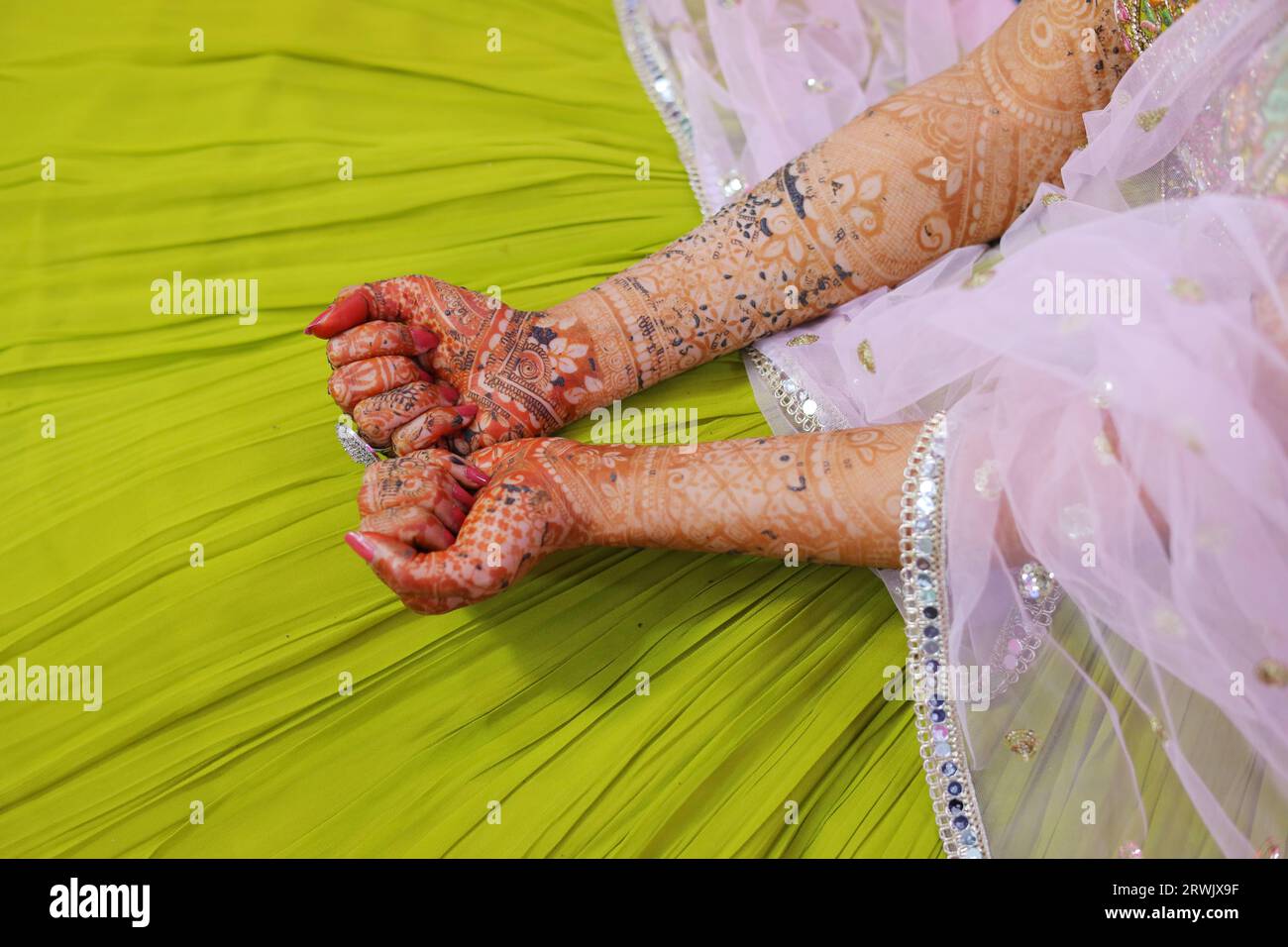 Indian hands in mehndi hi-res stock photography and images - Alamy