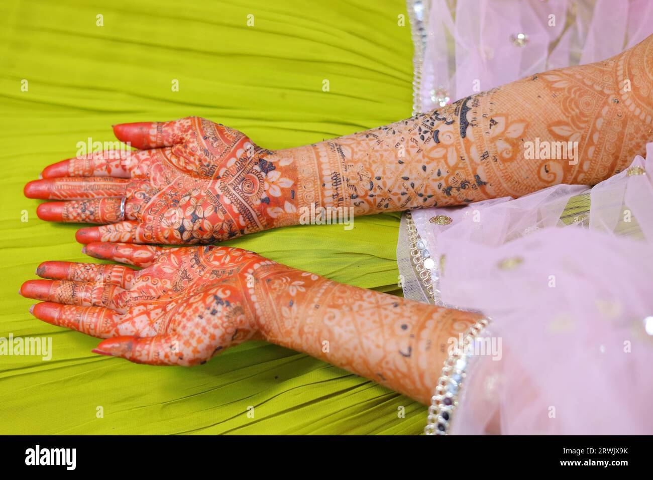 Indian hands in mehndi hi-res stock photography and images - Alamy