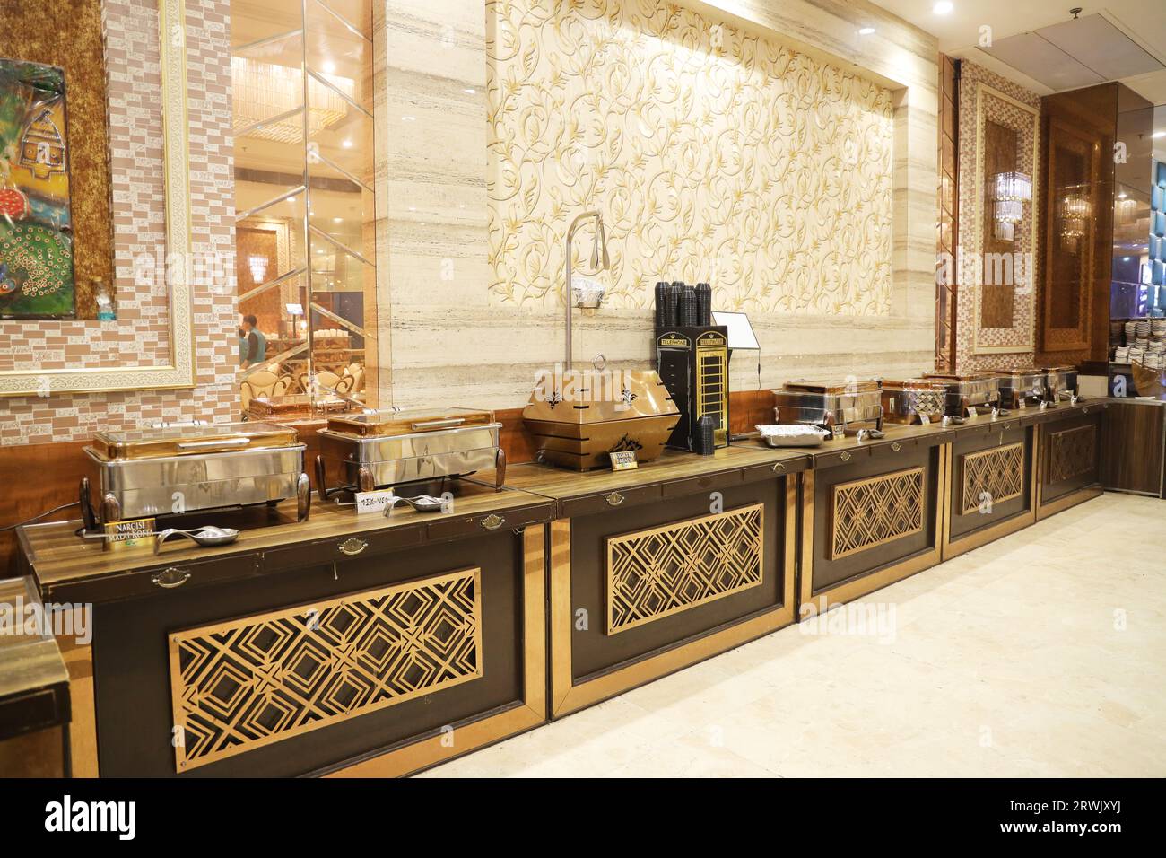 Closed restaurant india hi-res stock photography and images - Alamy