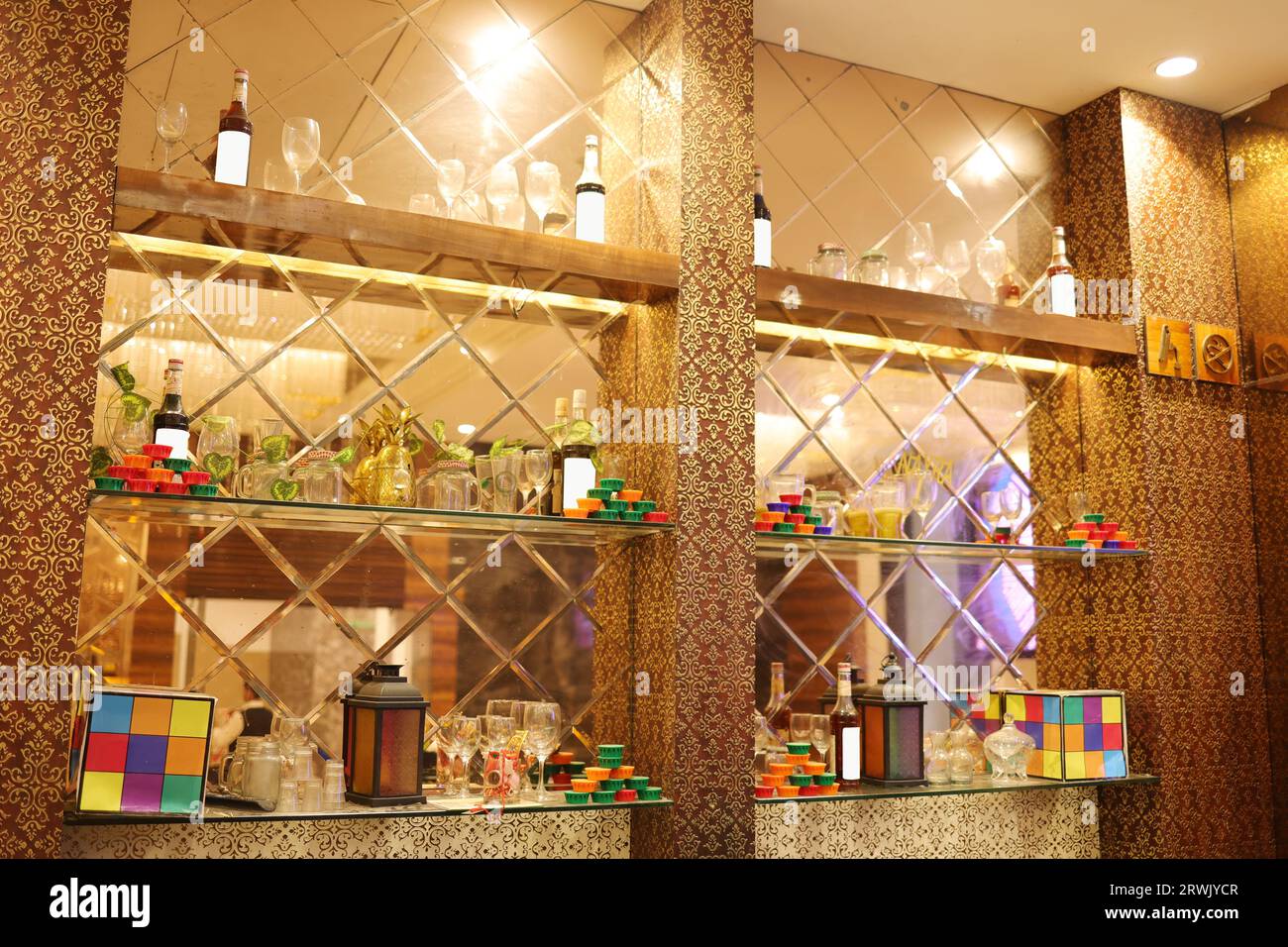 Shiny mirror interior on bar counter at restaurant Stock Photo - Alamy