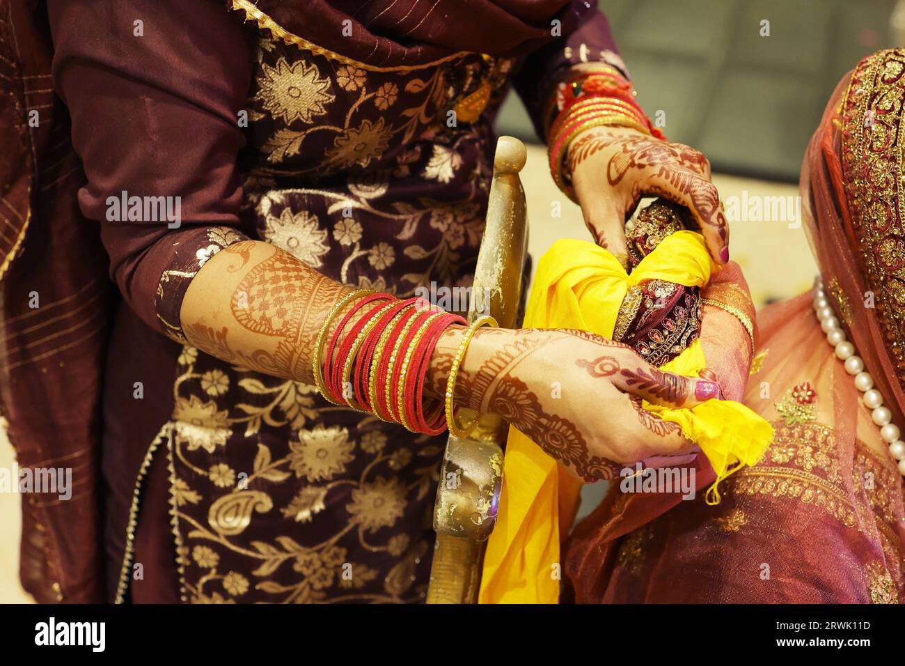 Knot bride saree for wedding ritual Stock Photo - Alamy