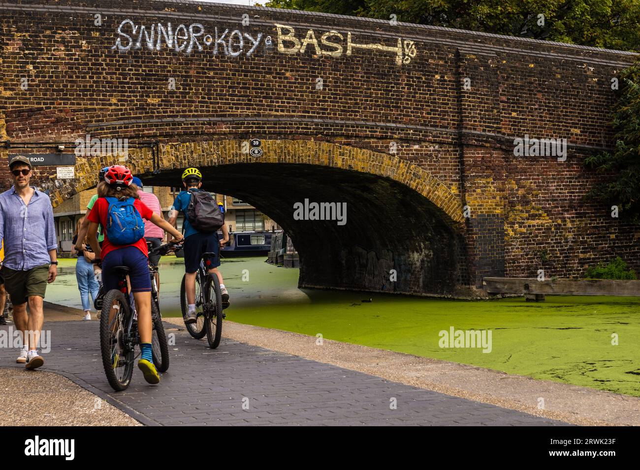 London City Road Lock Regent's Canal City of London Stock Photo - Alamy