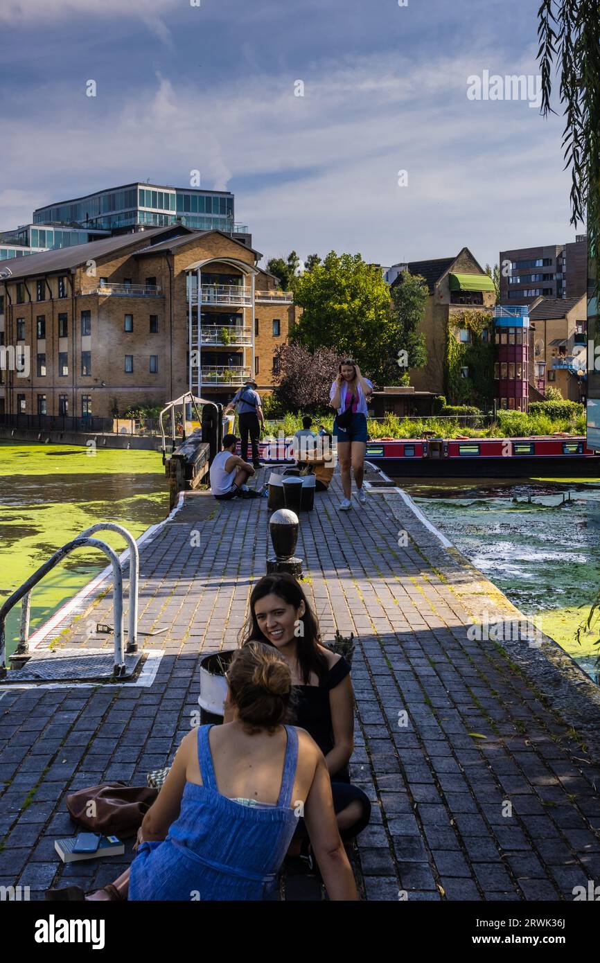 Regents canal towpath cafe hi-res stock photography and images - Alamy