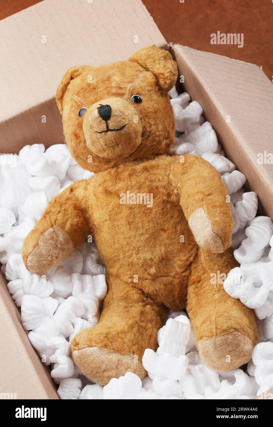 Vintage generic teddy bear in a cardboard box Stock Photo - Alamy