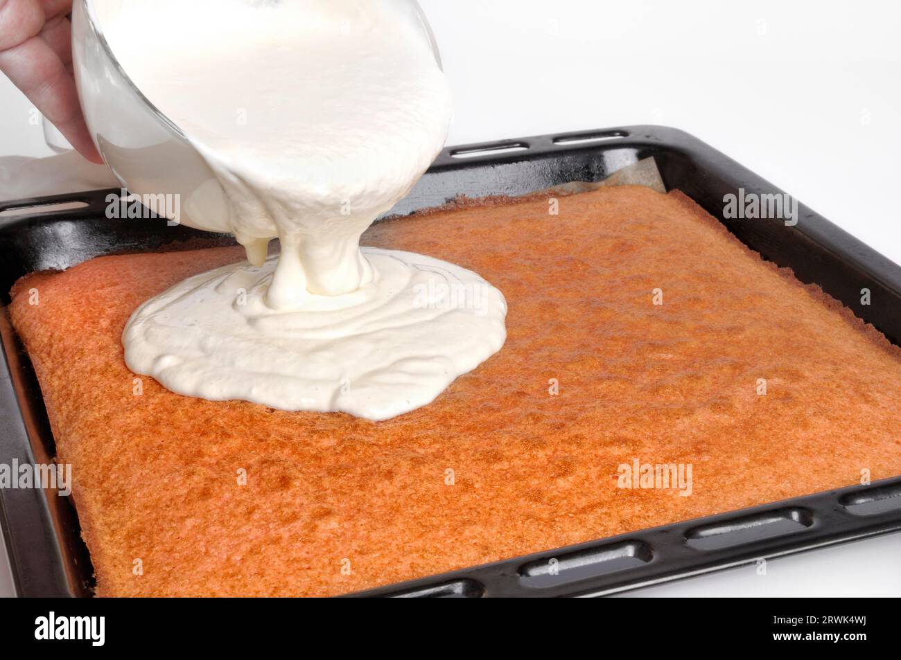 Fill the cake with cream Stock Photo - Alamy