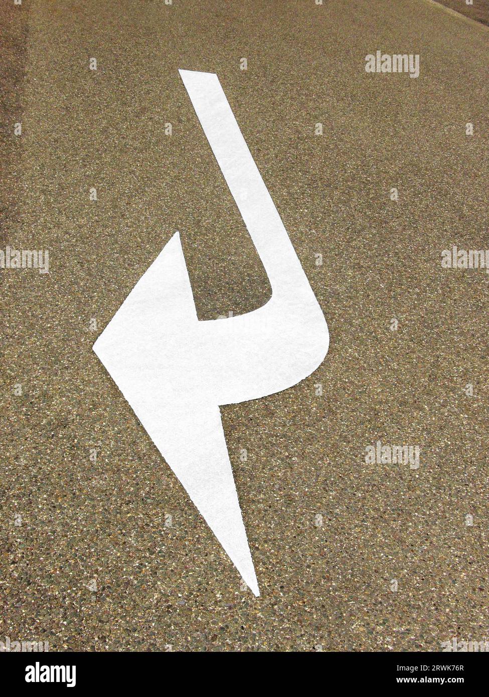 White arrow pointing left on the asphalt Stock Photo - Alamy