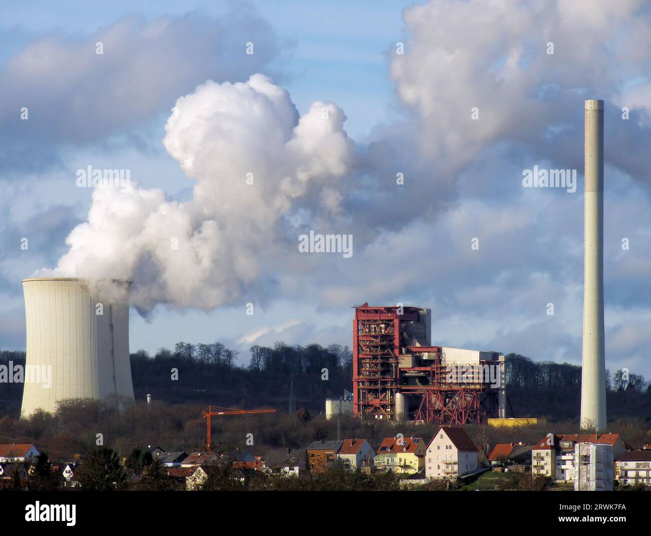 Steam-emitting power plant in the immediate vicinity of a residential ...