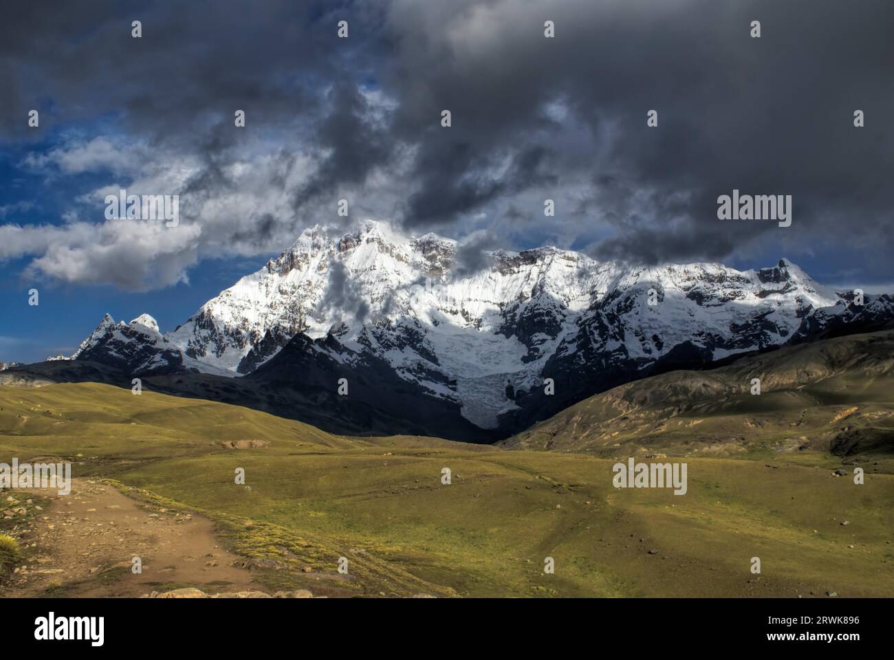 View sun drenched mountain hi-res stock photography and images - Alamy