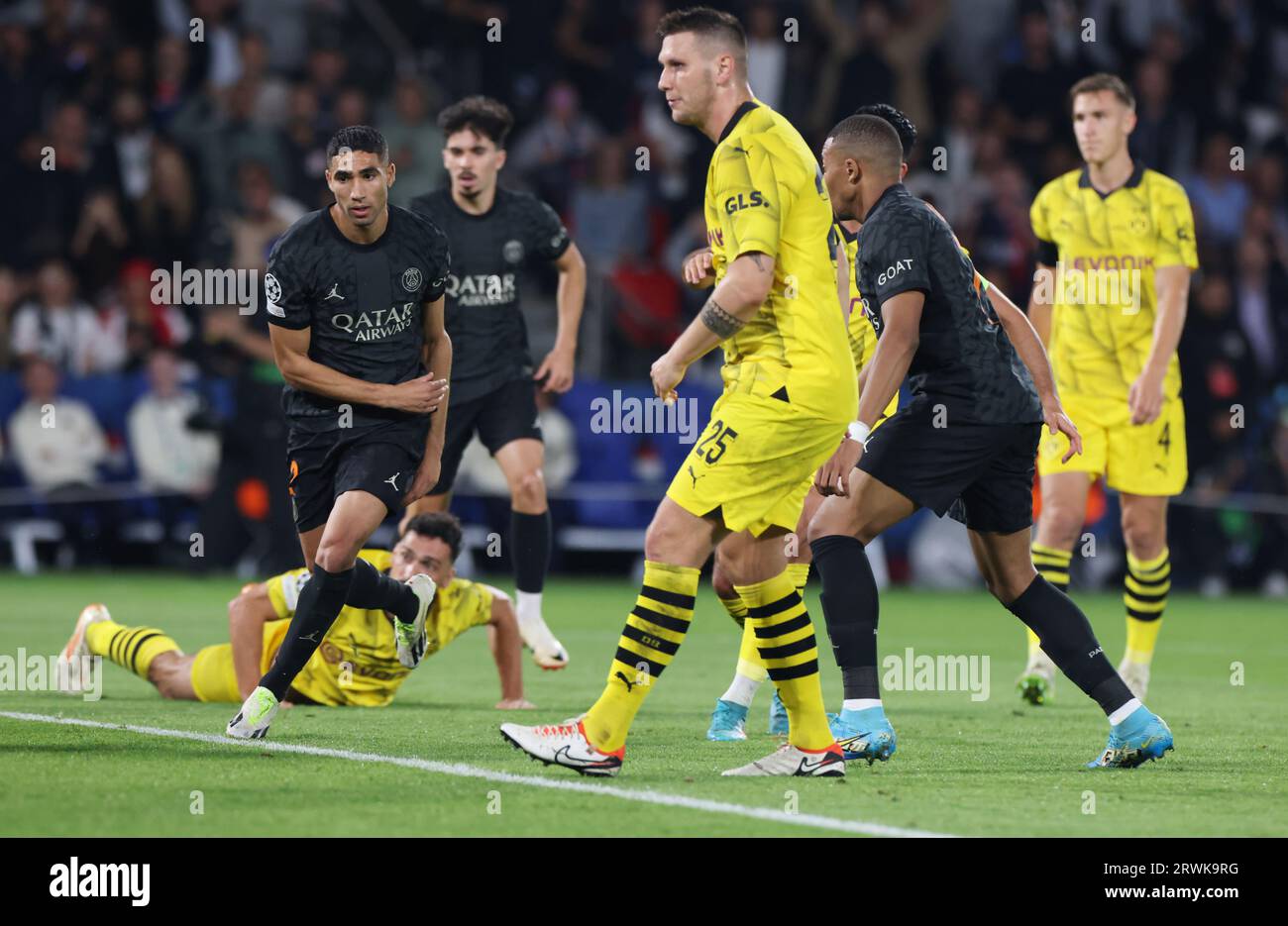 Parc des princes psg stadium group hi-res stock photography and images ...