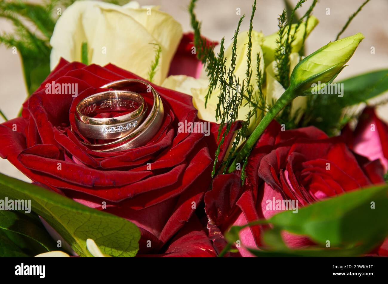 Wedding bouquet with roses and rings Stock Photo - Alamy