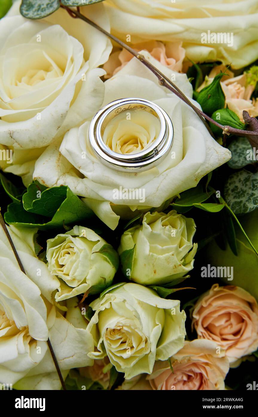 Wedding bouquet with roses and rings Stock Photo - Alamy