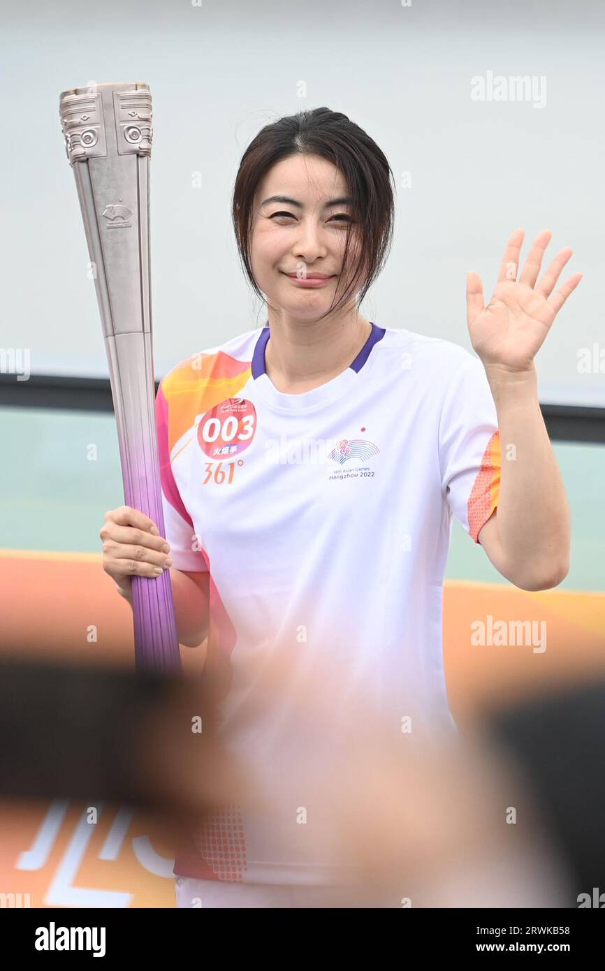 Hangzhou, China's Zhejiang Province. 20th Sep, 2023. Torch bearer Guo Jingjing waves to people ...