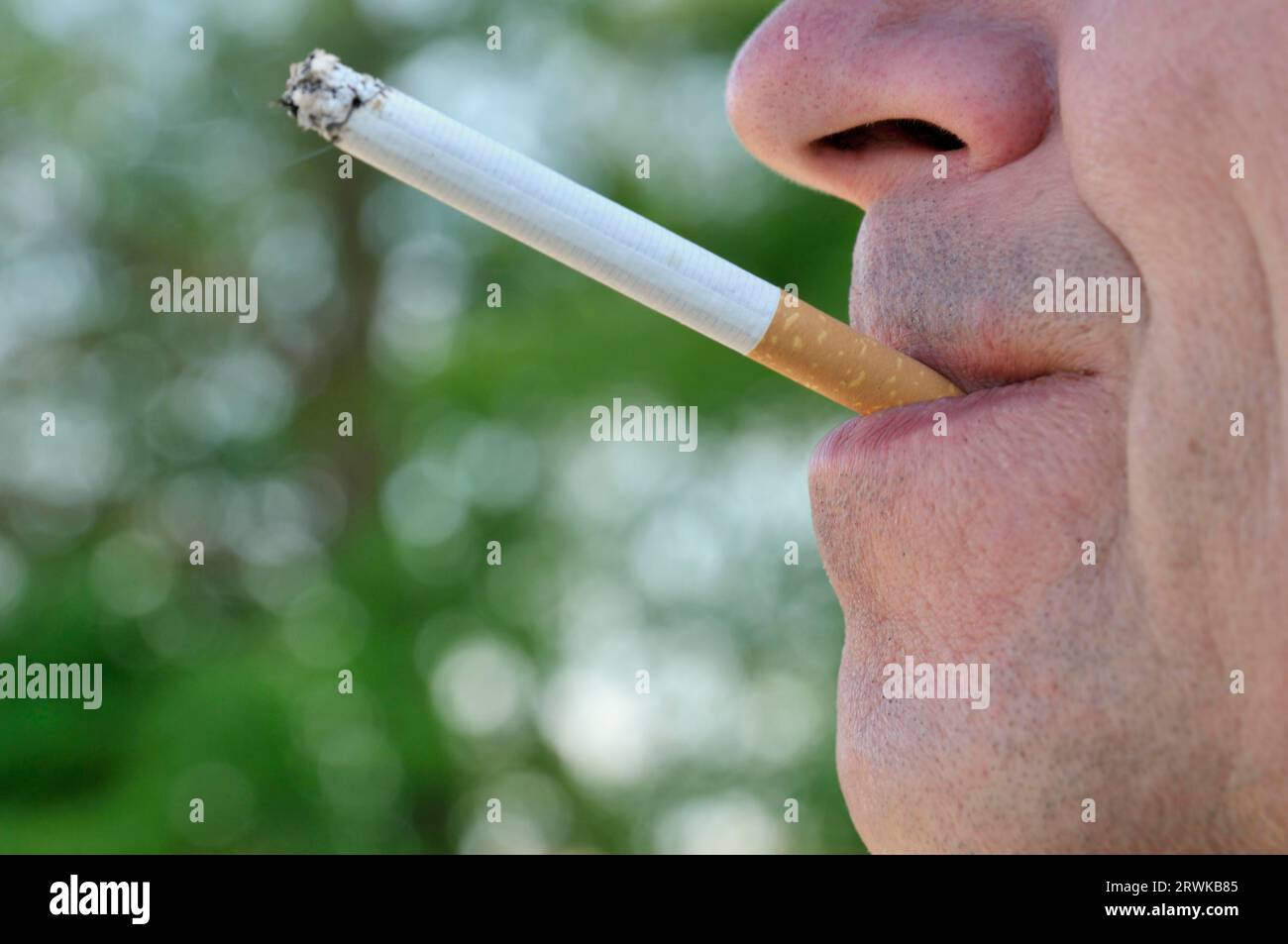 Male smokers hi-res stock photography and images - Alamy