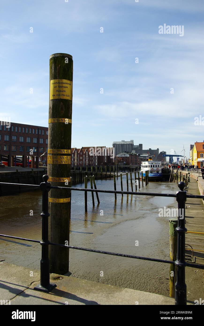 Water level indicator in Husum harbour Stock Photo - Alamy