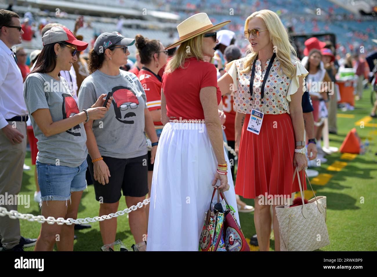 Tavia Hunt, right, wife of Kansas City Chiefs Chairman and CEO Clark ...