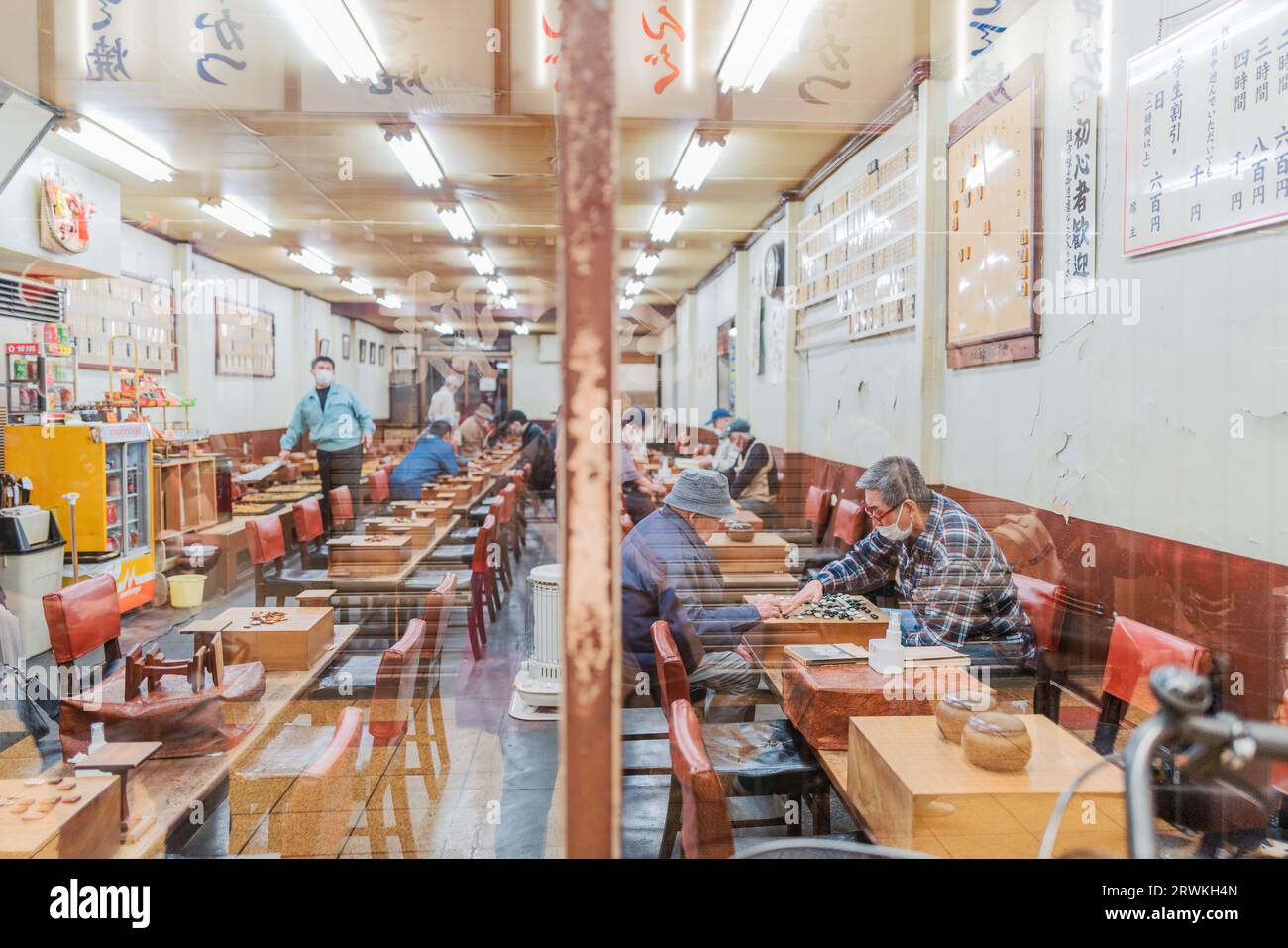 Elderly Japanese playing go Stock Photo - Alamy