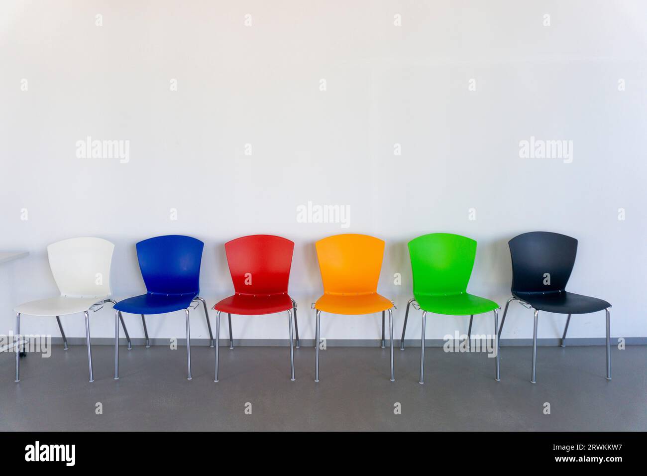 Row of chairs waiting room hi-res stock photography and images - Alamy