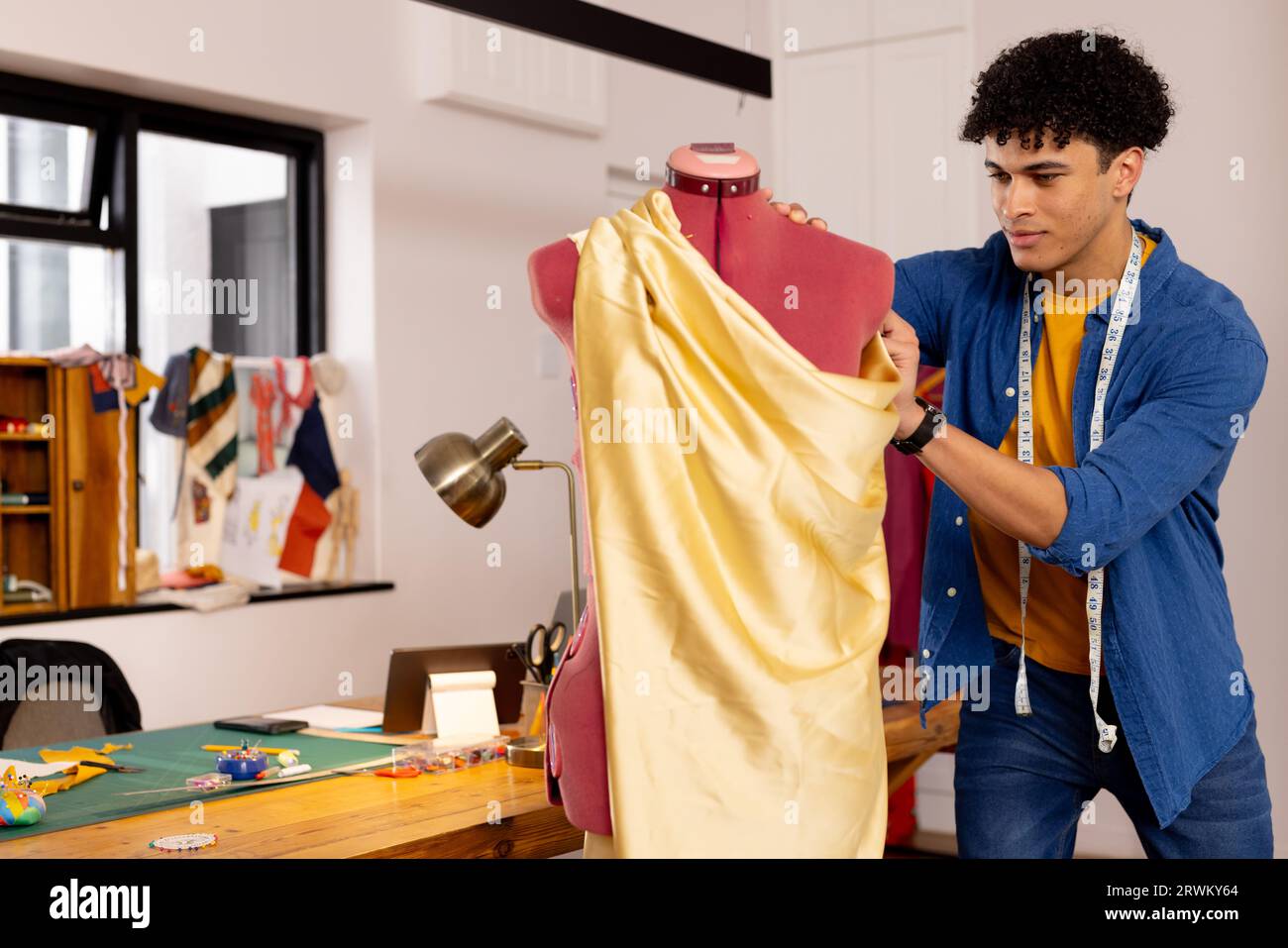 Pinning fabric dummy hi-res stock photography and images - Alamy