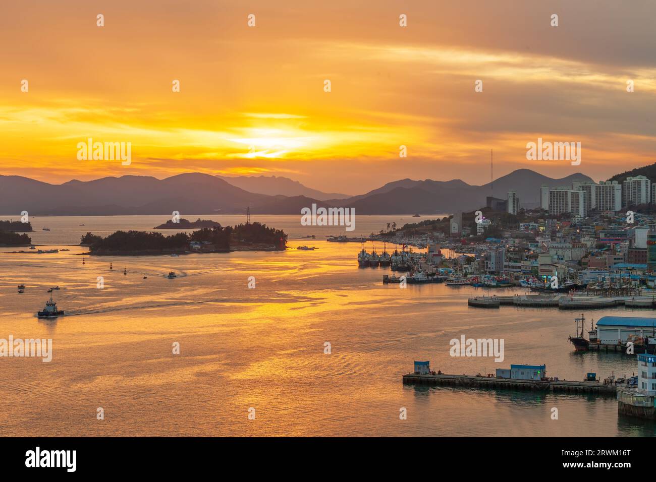 Harbor scene pictures hi-res stock photography and images - Alamy