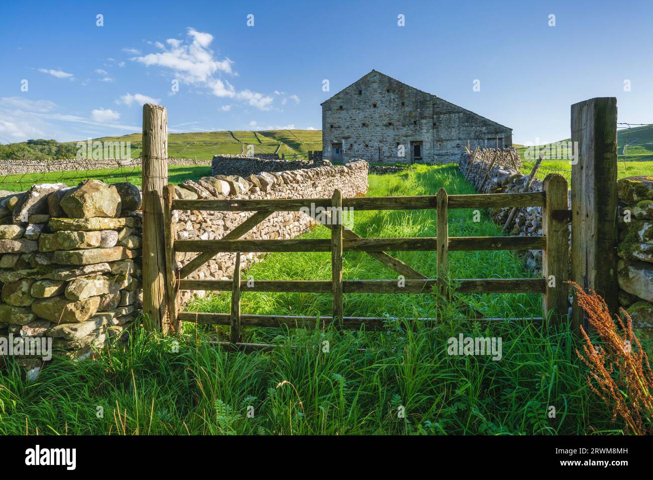A traditional dales stone out barn and farmers gate at Arncliffe ...