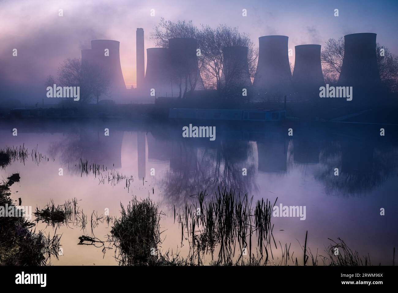 Misty dawn over river and Ratcliffe on Soar large coal fired power ...