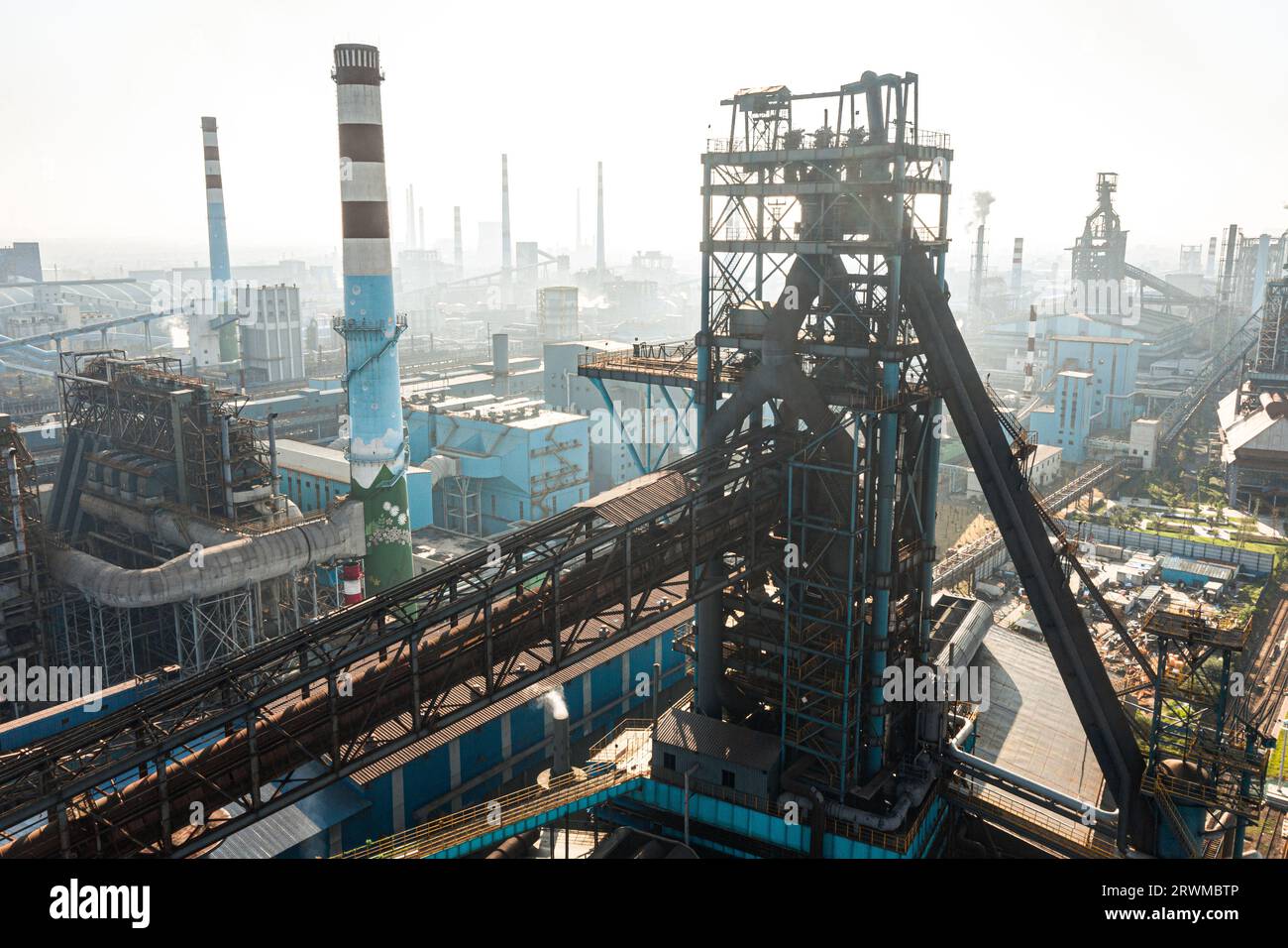 A sprawling industrial complex with a large number of steelworks Stock ...