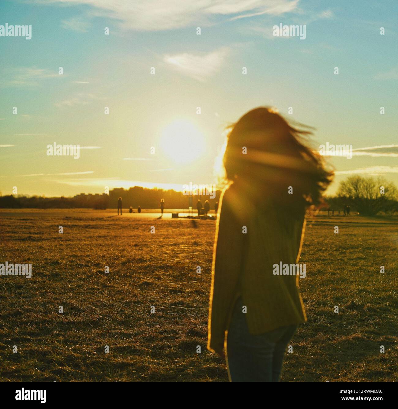 Woman facing away from camera hi-res stock photography and images - Alamy