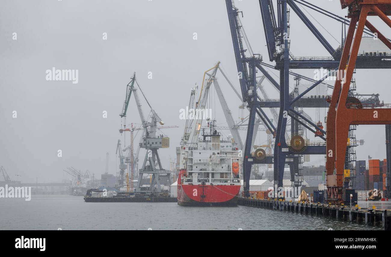 International terminal logistic sea port, Loading cargo ship Stock ...