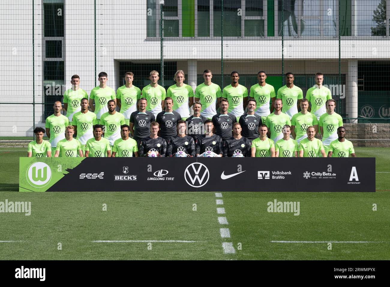 20 September 2023, Lower Saxony, Wolfsburg: Soccer: Photo session team ...