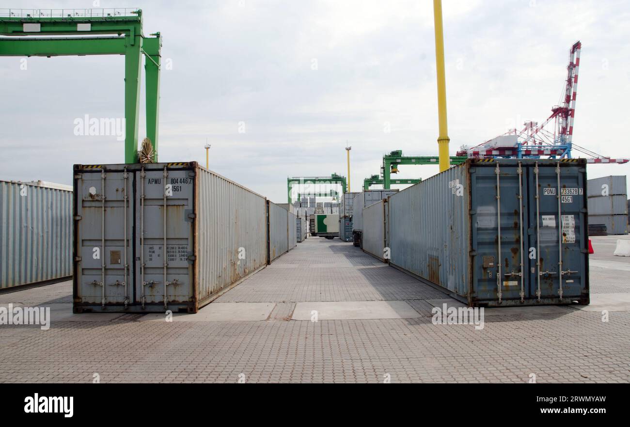Hong kong container terminal dusk hi-res stock photography and images ...