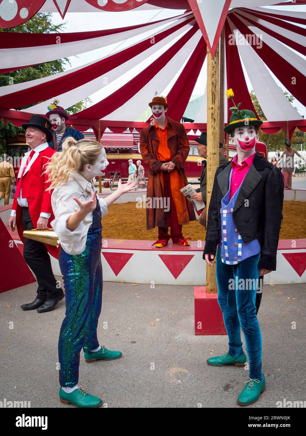 Clowns circus uk hi-res stock photography and images - Alamy