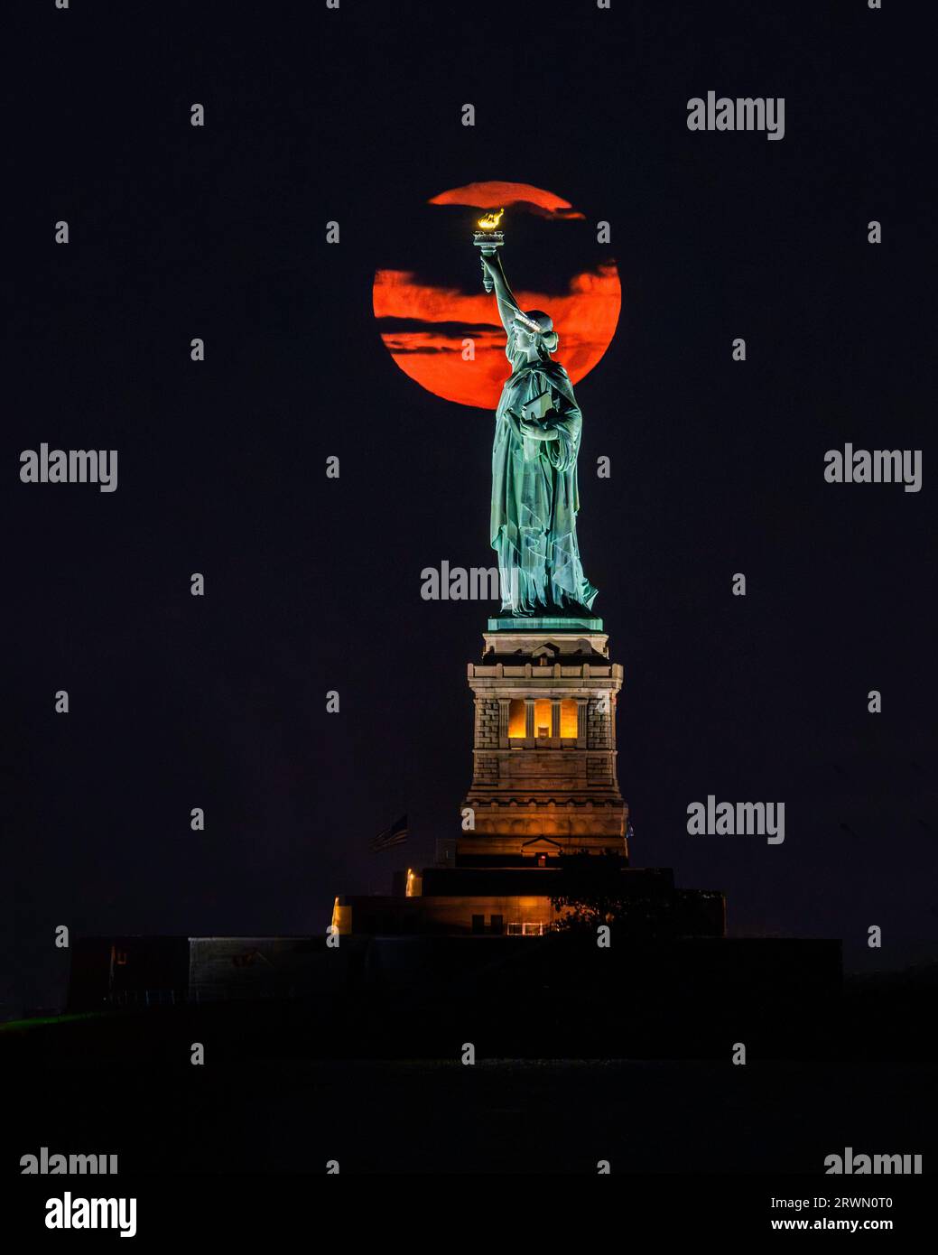 Moon behind statue hi-res stock photography and images - Alamy
