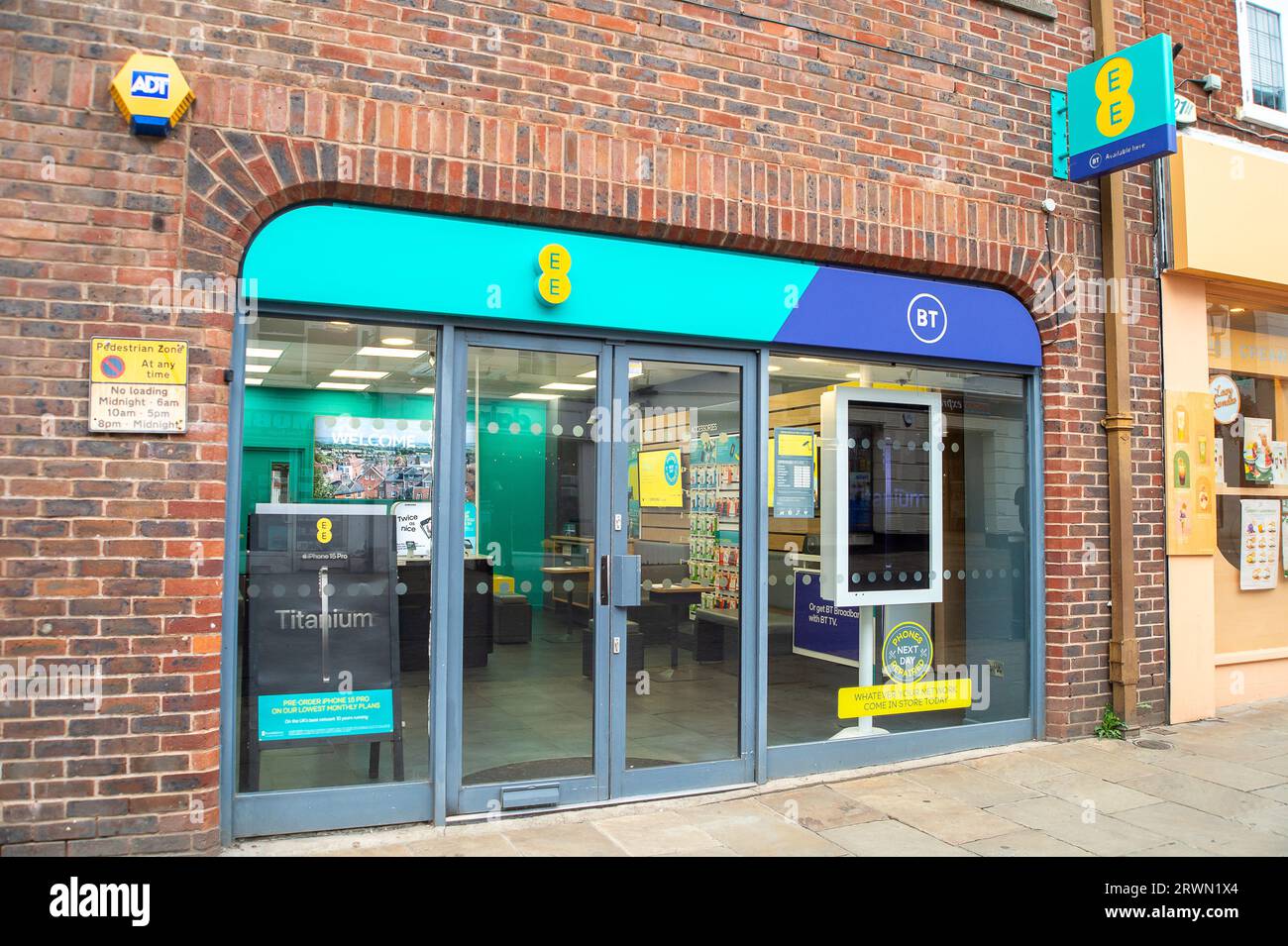 Iphone 15 english hi-res stock photography and images - Alamy