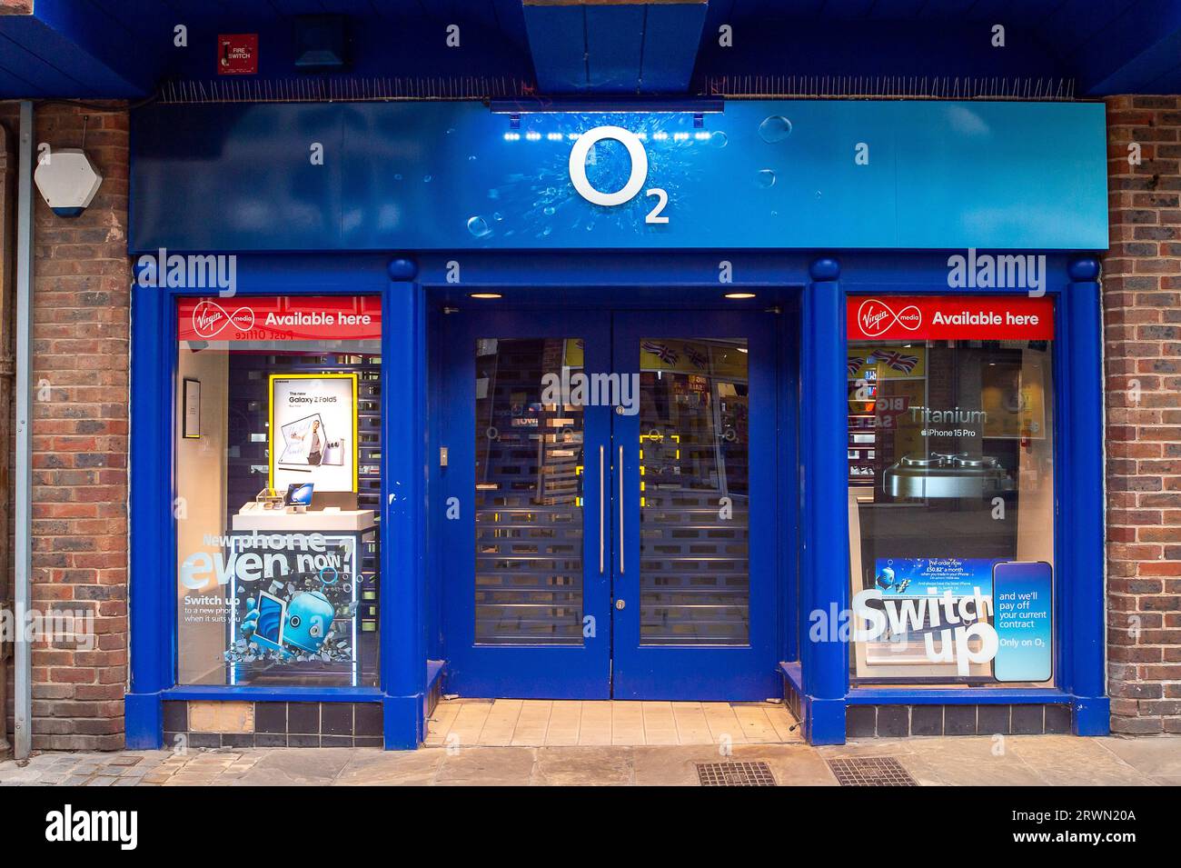 Iphone 15 english hi-res stock photography and images - Alamy