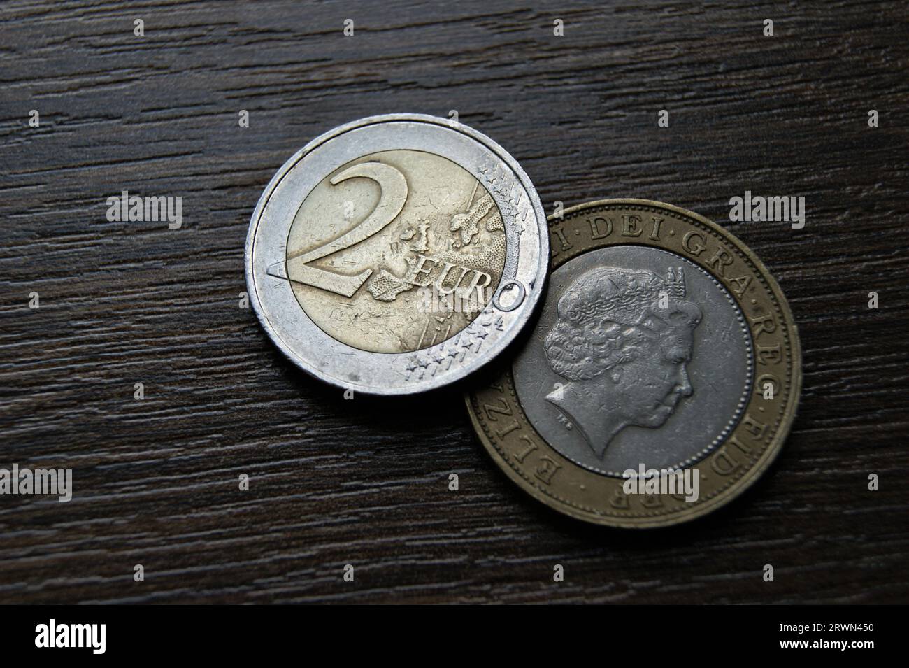 2 Pound coins and 2 euro coin. UK and Eurozone coins Stock Photo - Alamy