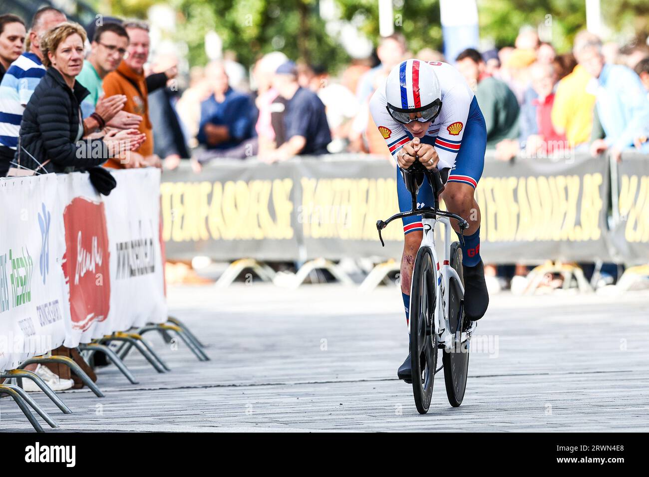 EMMEN - Joshua Tarling in action during the individual time trials for ...