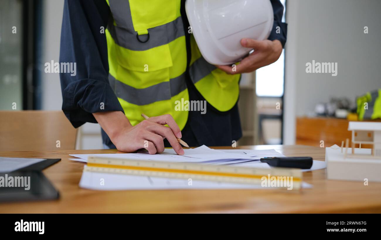 Engineer working on table and explain to customers Stock Photo - Alamy