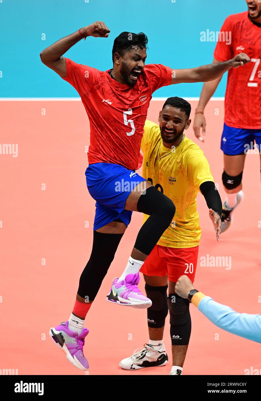 Hangzhou, China. 20th Sep, 2023. Muthusamy Appavu (L) and Prasad ...