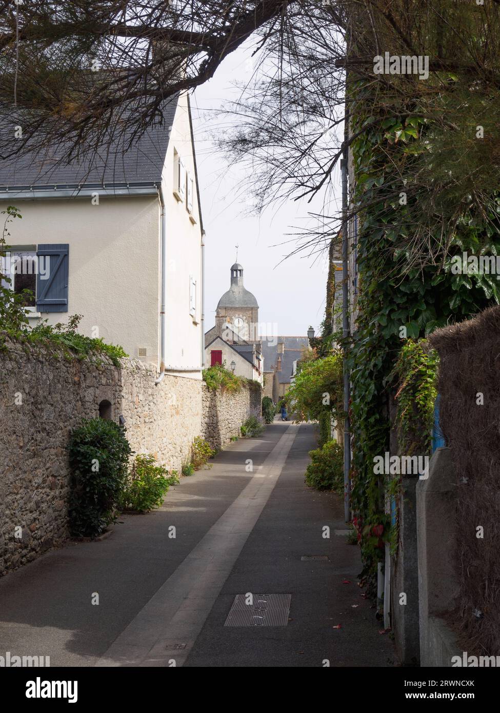 Narrow road hi-res stock photography and images - Alamy