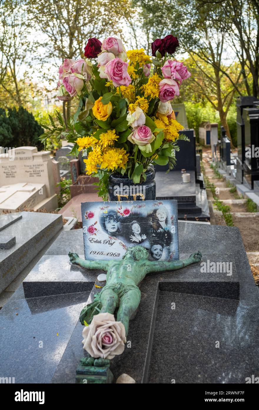Flowers and photos placed on the grave of the famous singer Edith Piaf ...