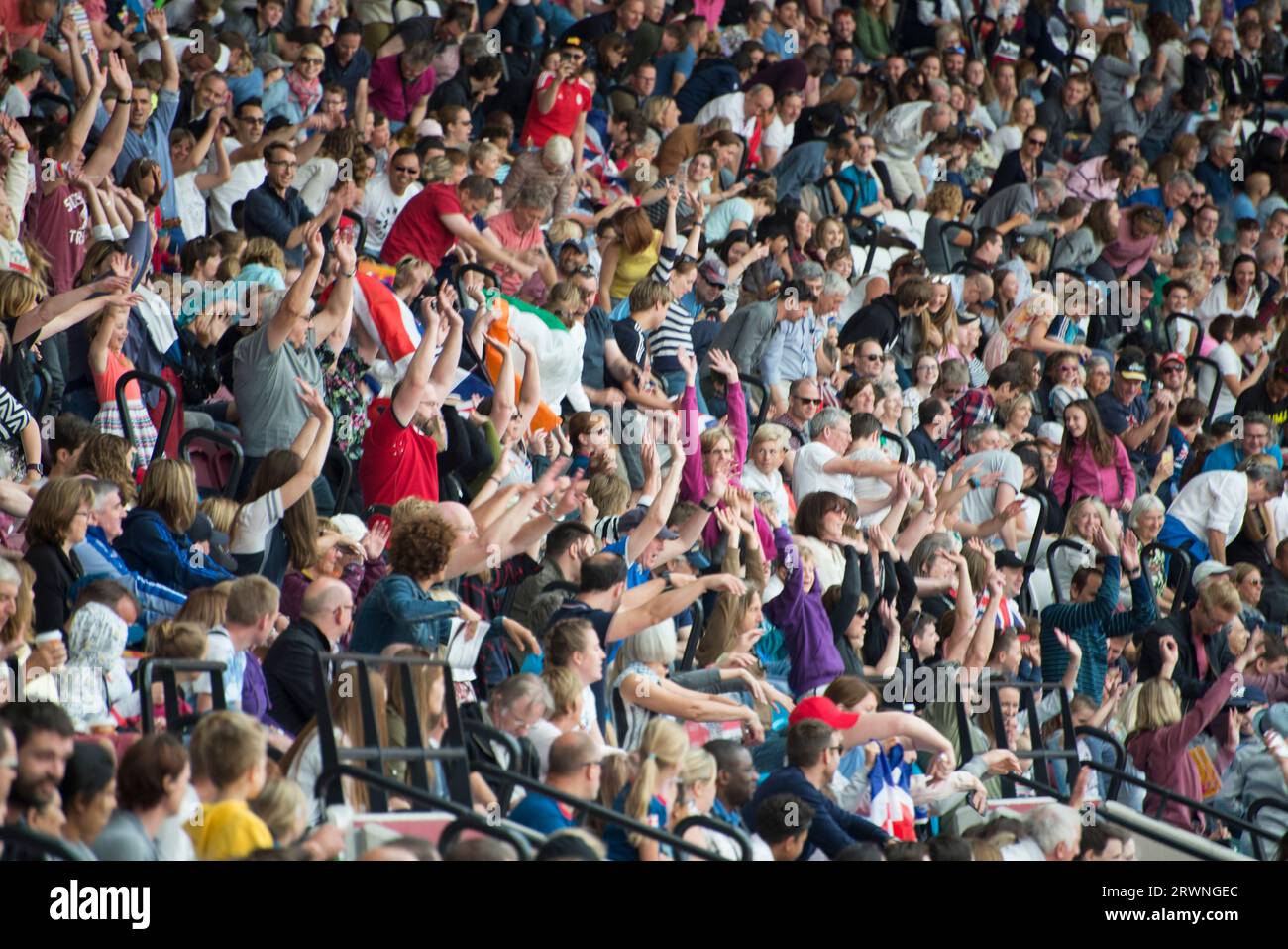 Mexican wave uk crowd hi-res stock photography and images - Alamy