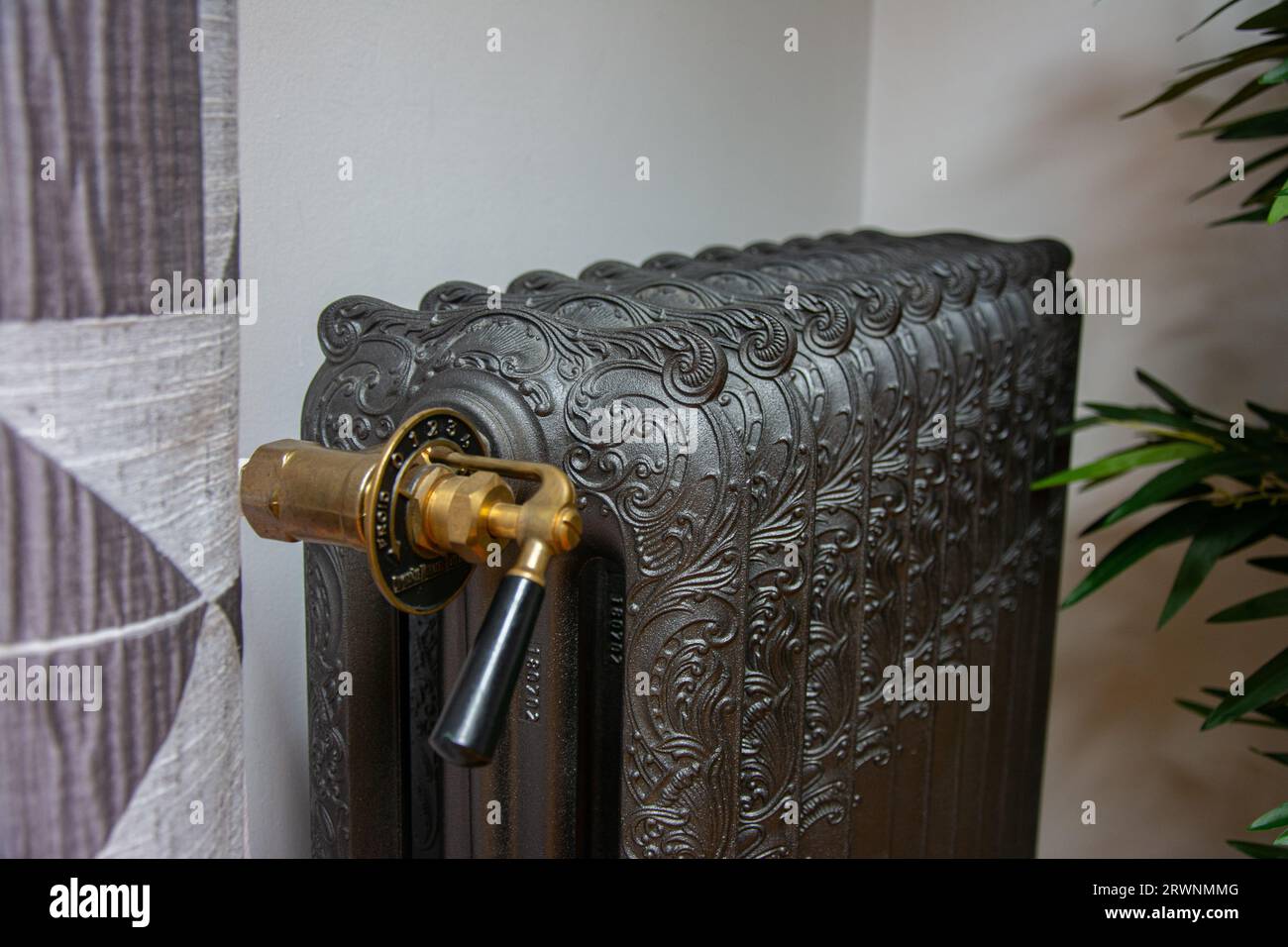 Cast iron radiator close-up. Vintage radiator Stock Photo - Alamy
