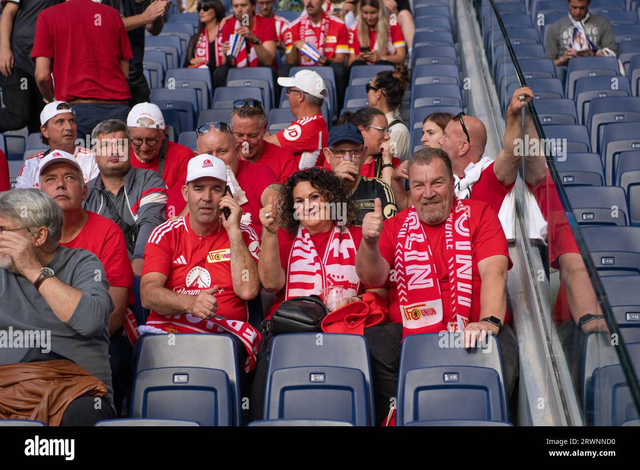 Santiago bernabéu stadium fans hi-res stock photography and images - Alamy