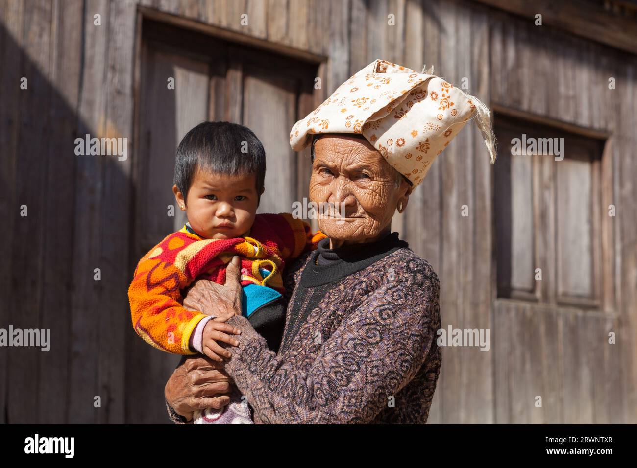 Woman in traditional costume palaung hi-res stock photography and ...