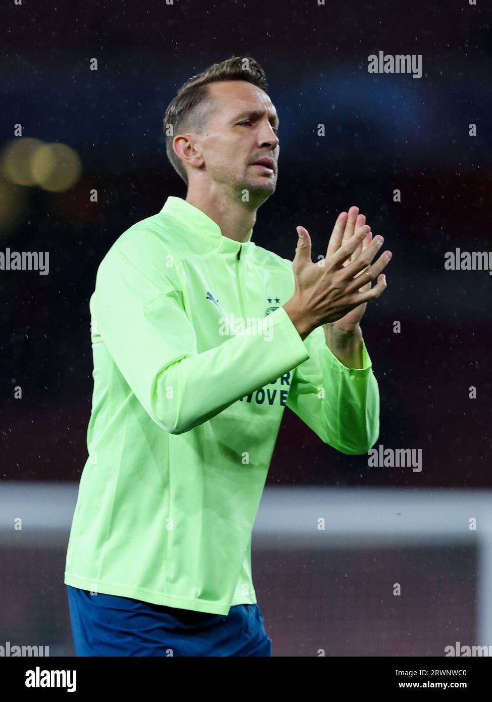 London, UK. 20th Sep, 2023. LONDON, UNITED KINGDOM - SEPTEMBER 20: Warming up of Luuk de Jong of ...